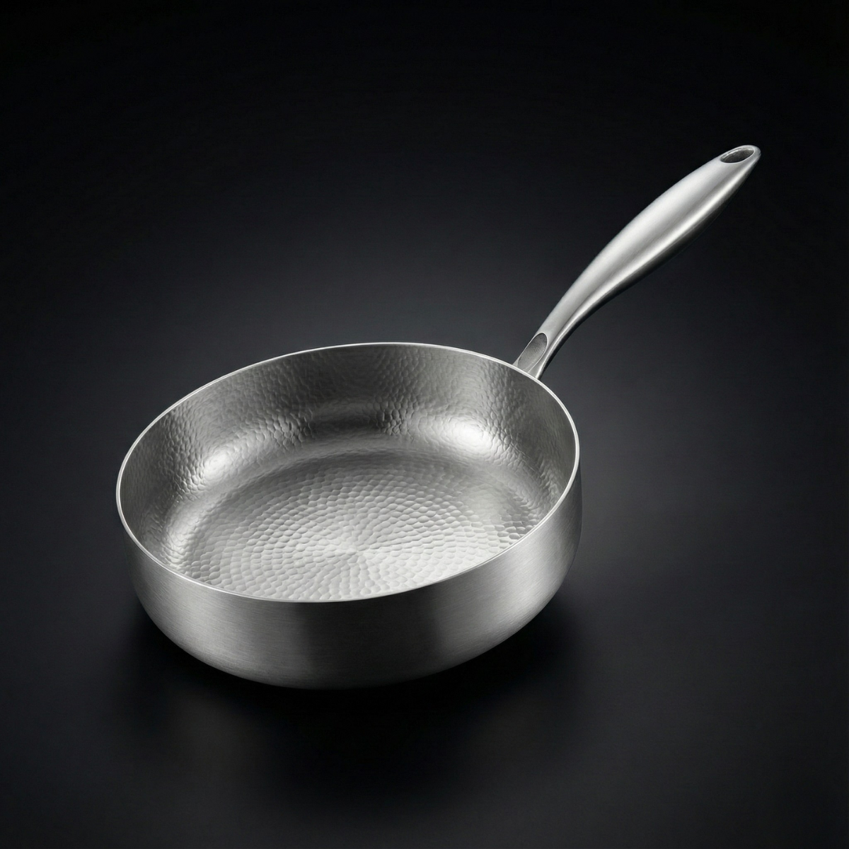 Gehamerde Titanium pan met Hoge Rand – Okura Cookware NL